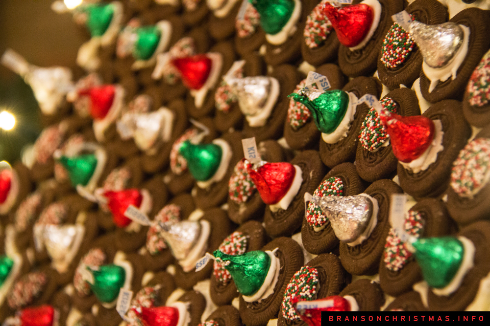 25 photos of Chateau on the Lake’s gingerbread house village – Branson ...